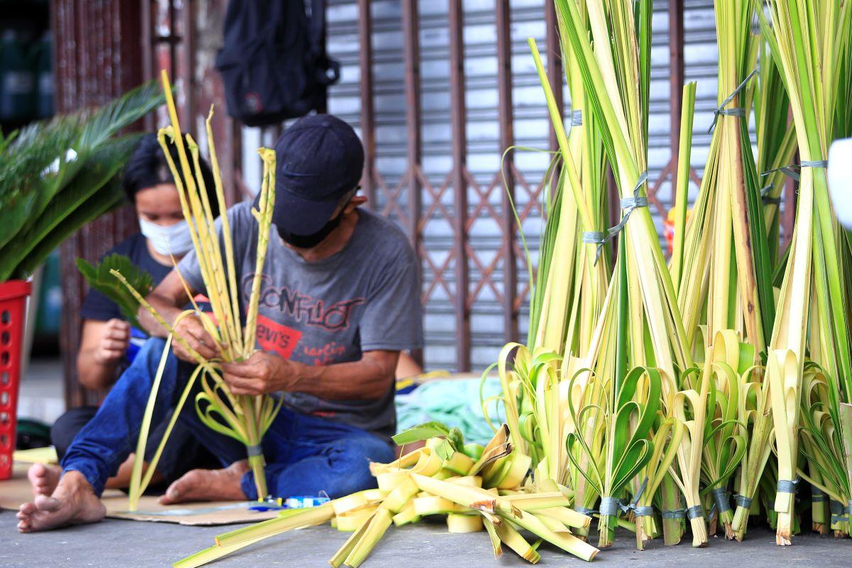 Palaspas makers get ready for Palm Sunday religious rites | Photos ...
