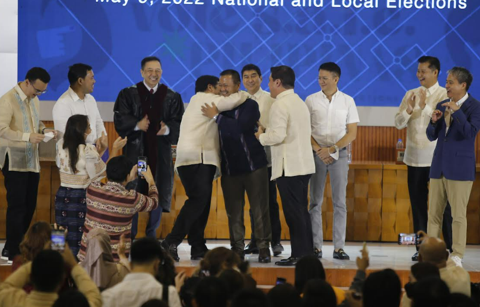 Brothers JV, Jinggoy hug each other as they get Senate comeback | GMA ...