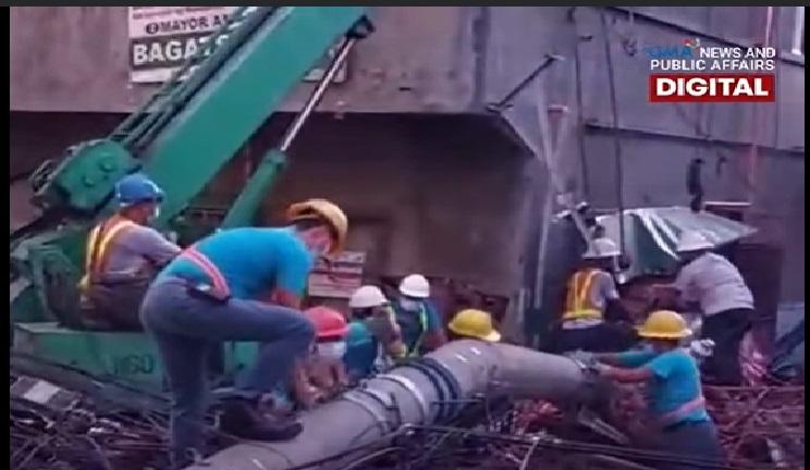 Poste na may sangkaterbang kable at kuntador sa Tondo, bumagsak ...