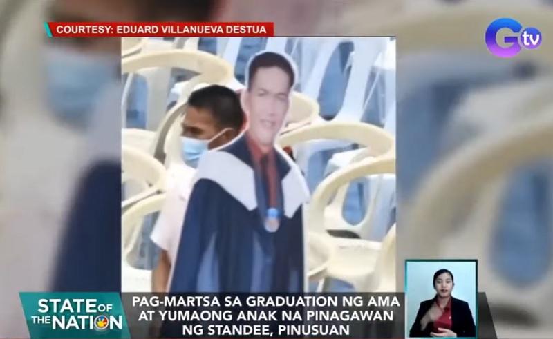 Ama dumalo sa graduation ceremony dala ang standee ng pumanaw na anak ...