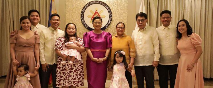 CamSur officials take oath before Robredo | GMA News Online