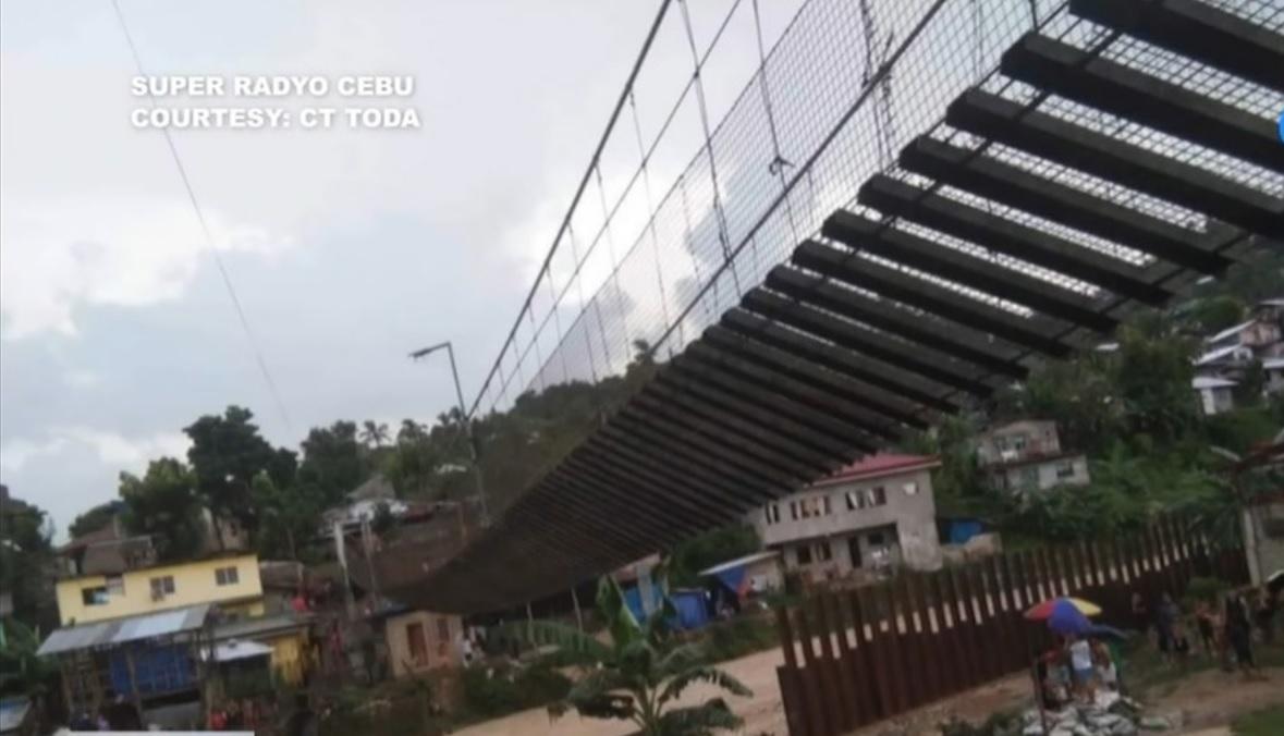 Dalawang menor de edad, nahulog mula sa hanging bridge sa Talisay City ...