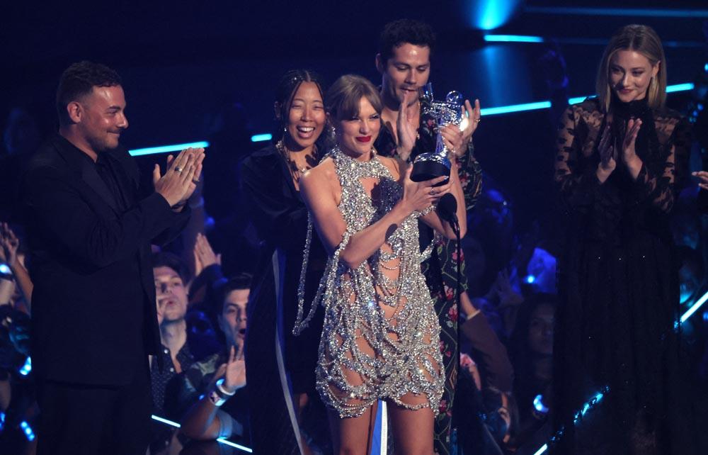 Taylor Swift wins video of the year at the MTV VMAs, announces new album to drop in October ...