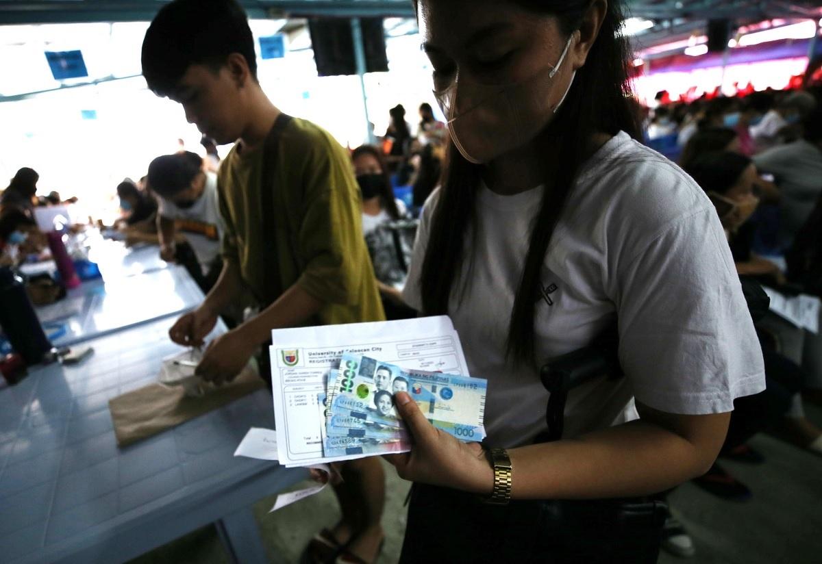 Education aid beneficiaries in Manila receive cash from DSWD | Photos ...