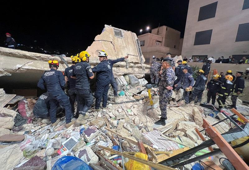Four-storey building collapses in Jordan's capital, people rescued from ...