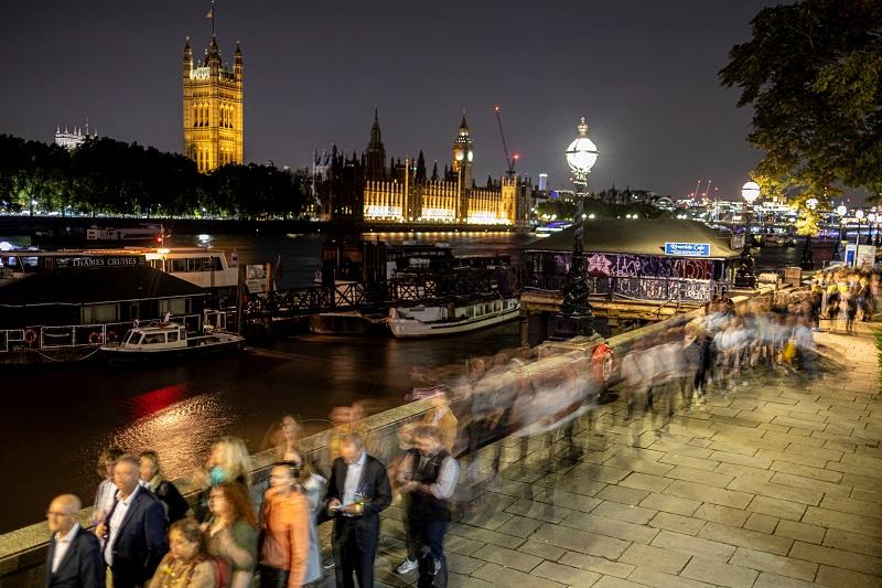 'Loving a queue': Thousands wait in line to pay respects to queen | GMA ...