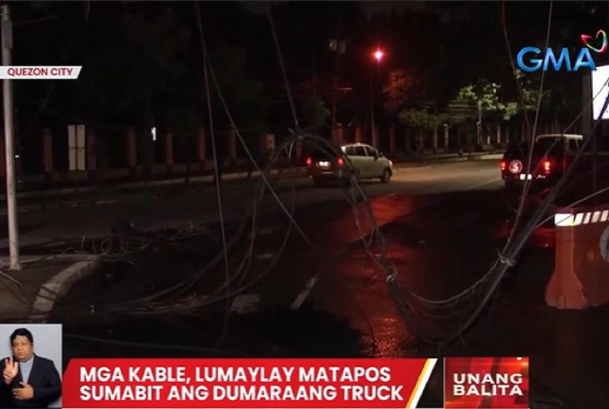 Mga kable sa QC, lumaylay matapos sumabit ang dumaraang truck | Balitambayan