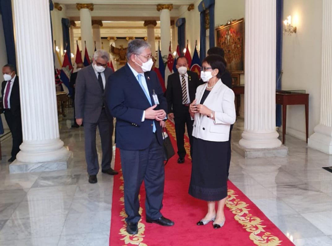 Manalo raises Veloso case with Indonesian counterpart | GMA News Online