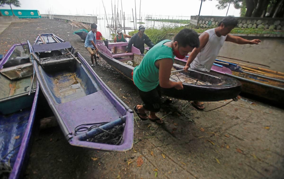Coastal areas in Metro Manila prepare for Karding | Photos | GMA News ...