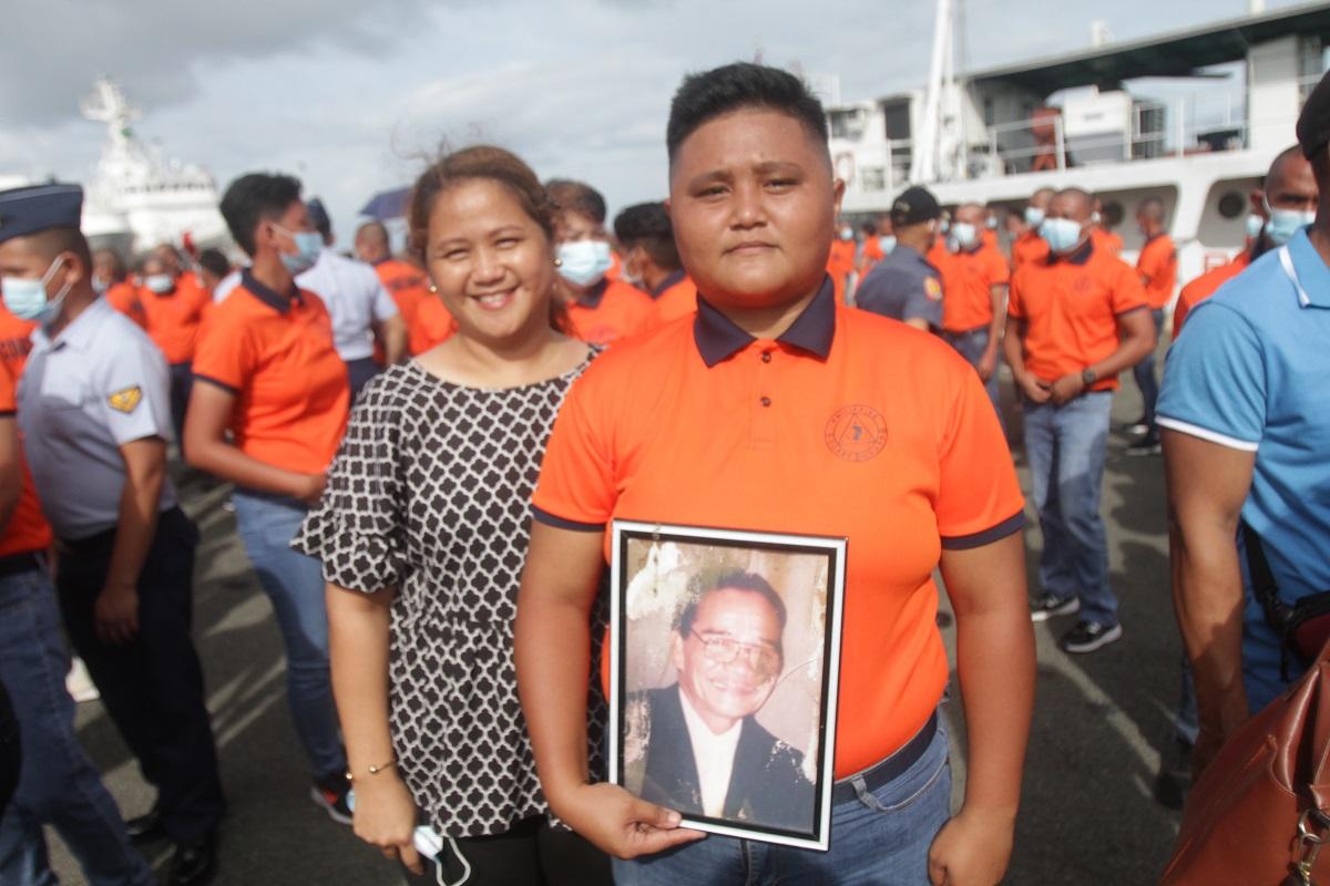 1,450 take oath for enlistment in Philippine Coast Guard | Photos | GMA ...