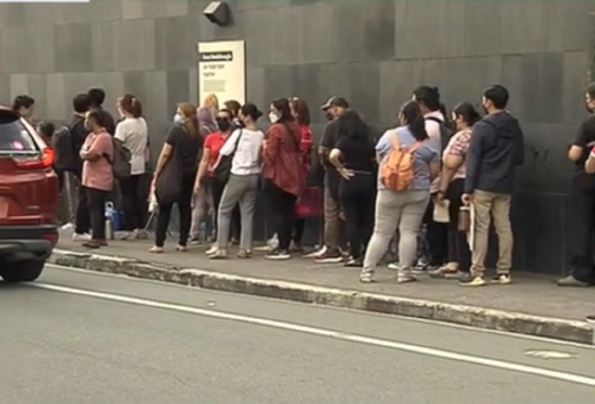 Walk-in visa applicants spend night in queue outside Korean Embassy ...