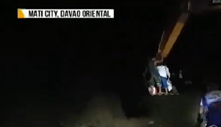 67 estudyante at guro, na-stranded nang bumagsak ang tulay dahil sa malakas na ulan sa Mati City ...