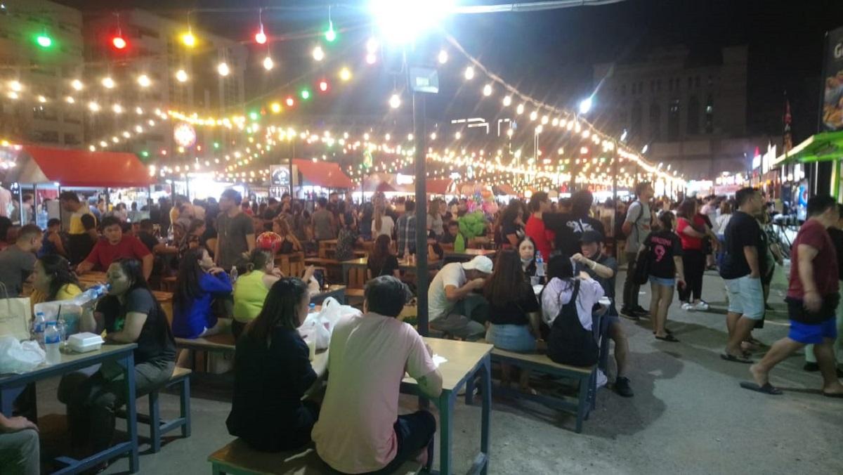 Pinoys enjoy favorite comfort foods al fresco at night market run by ex ...