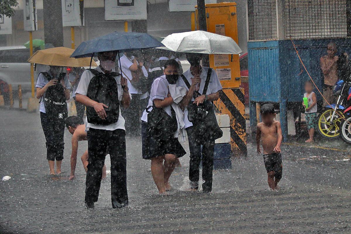 Students and kids wade through Manila floodwaters | Photos | GMA News Online