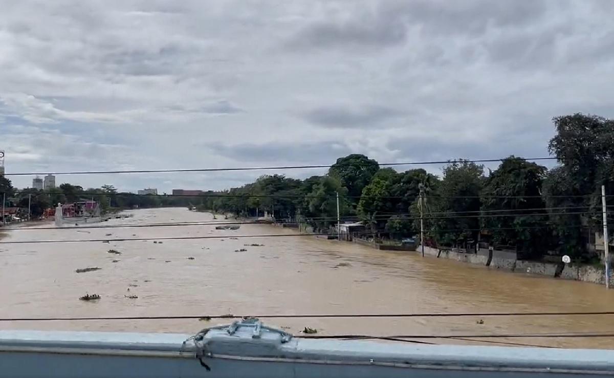 Marikina River alert level downgraded to first alarm as water goes down ...