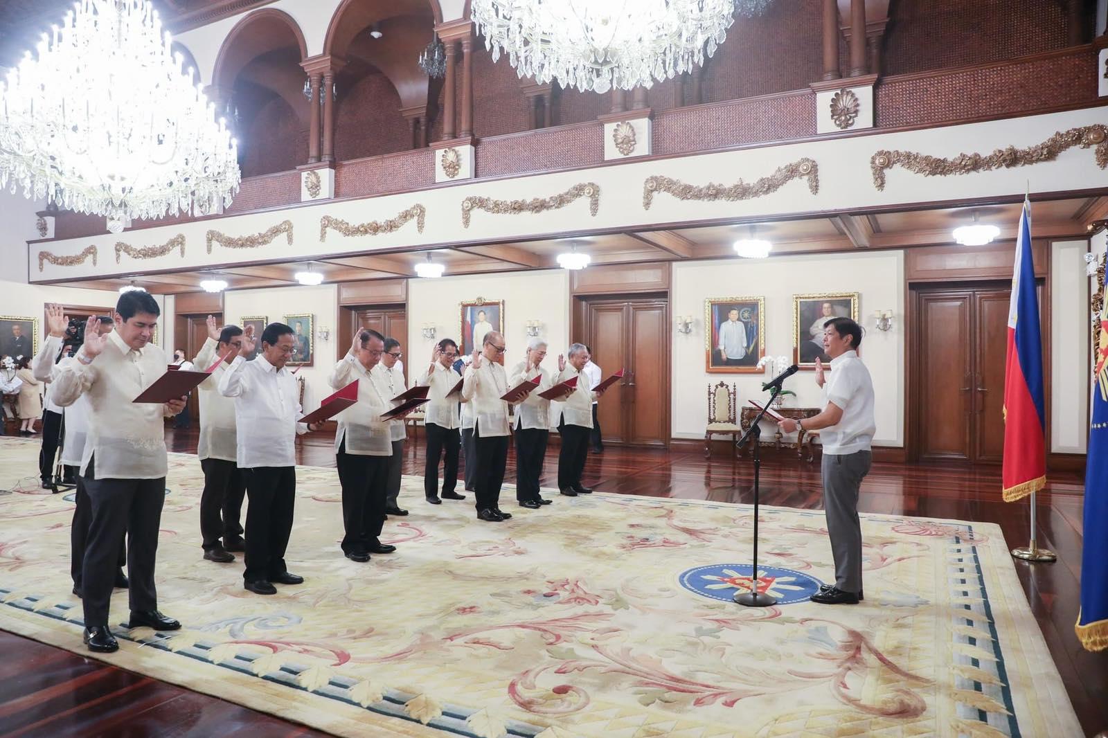 Marcos administers oath to reappointed Cabinet officials | GMA News Online