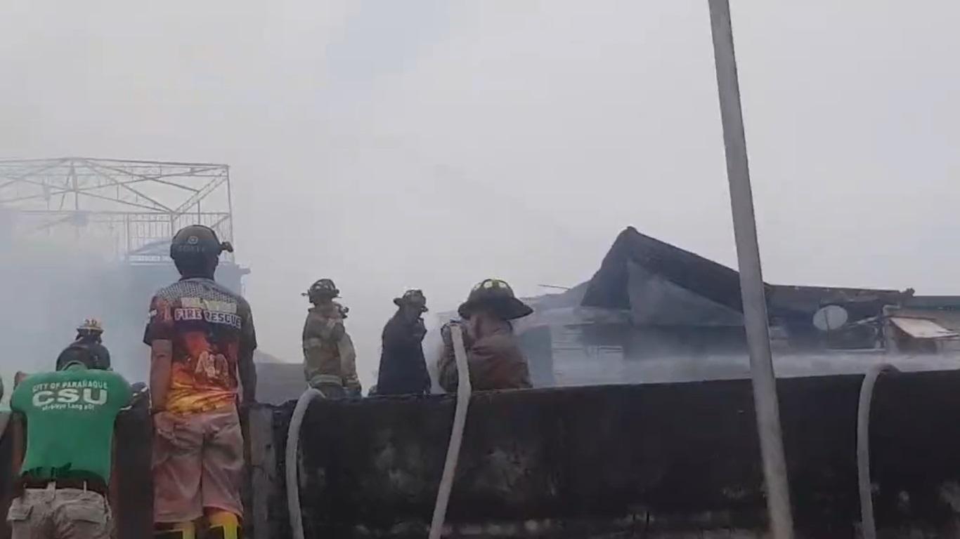 Fire in Parañaque residential area reaches third alarm | GMA News Online