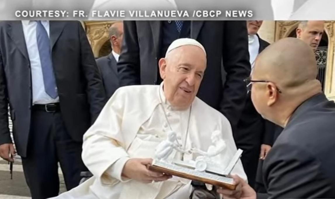 Pope Francis receives 'Kristo sa Kariton' sculpture from visiting Pinoy ...