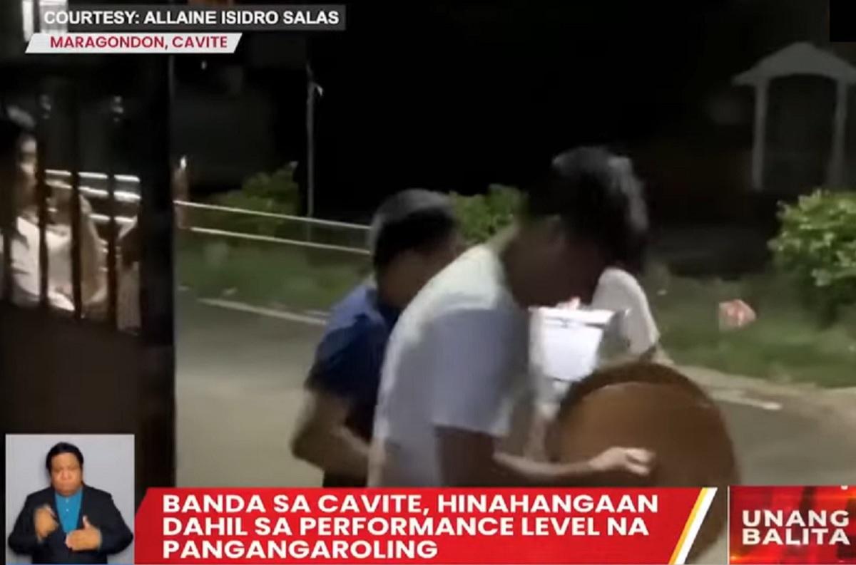 Pangangaroling ng mga miyembro isang marching band sa Cavite, hinangaan ...
