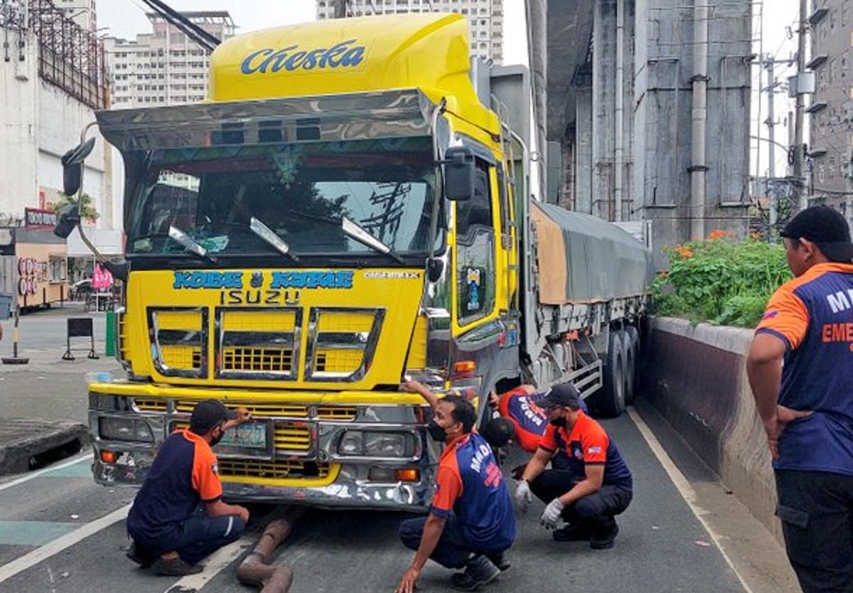 Rider, patay, isa pa sugatan matapos maatrasan ng dumausdos na 14 ...