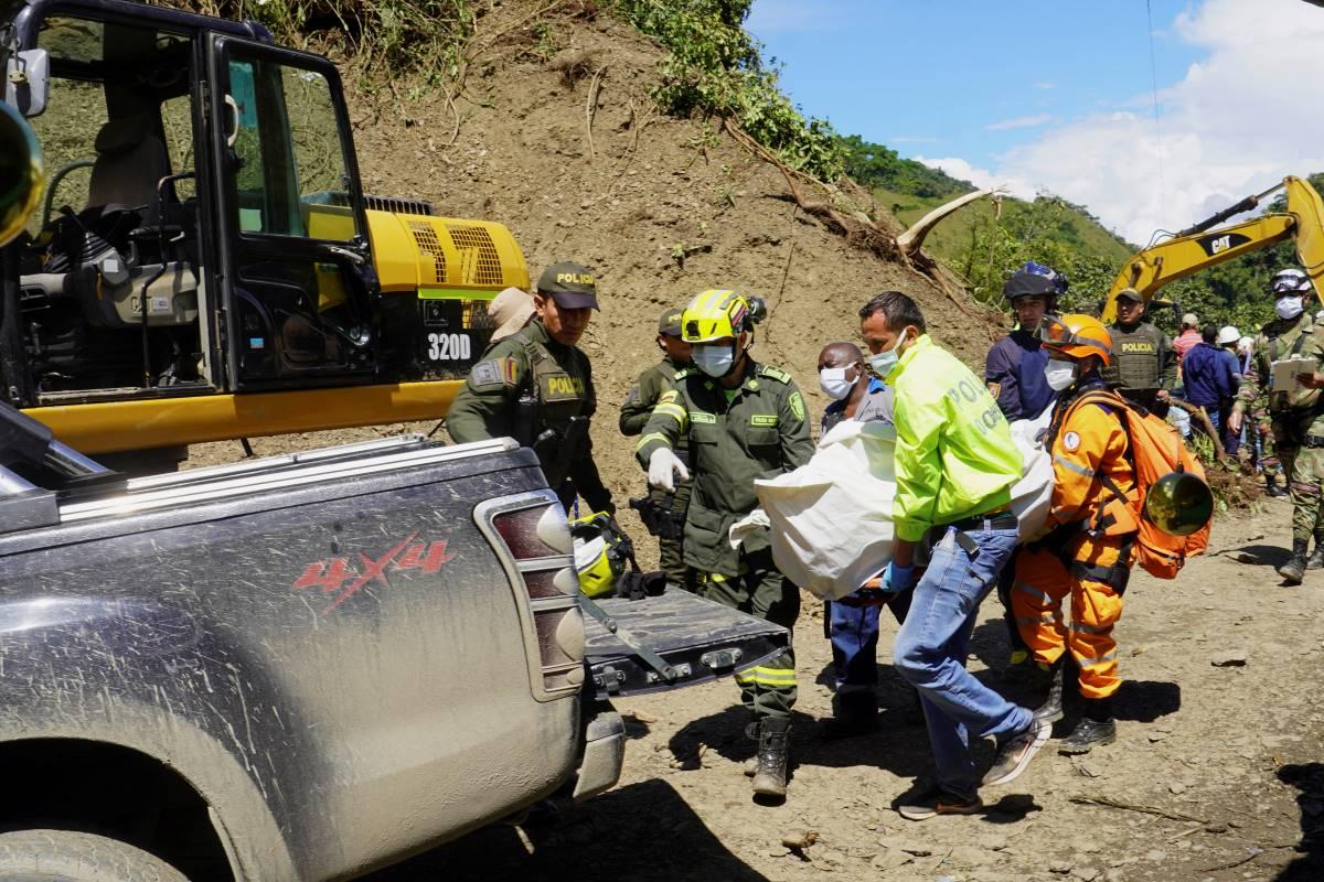 Landslide buries bus in Colombia, killing at least 34 | GMA News Online