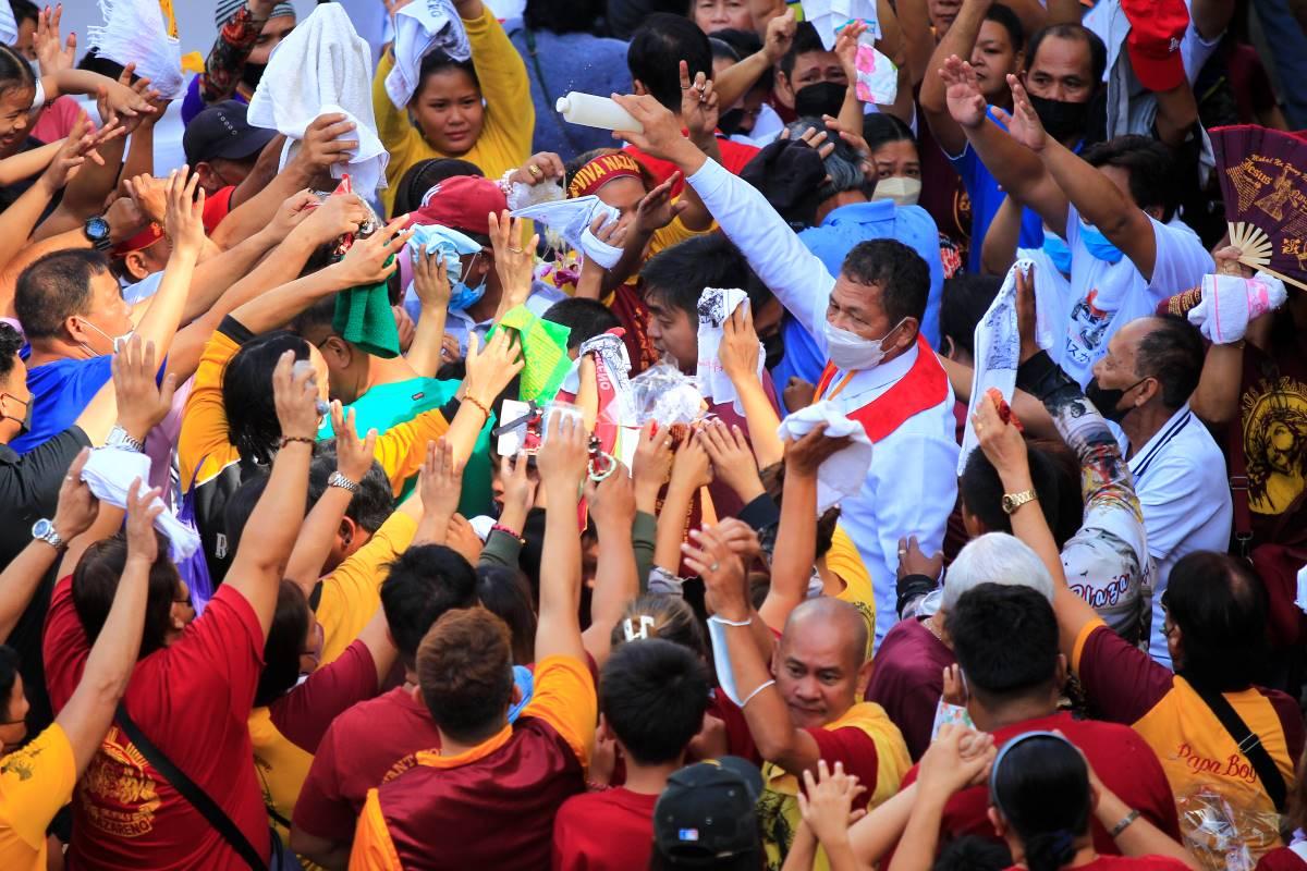 Nazareno devotees seek favor from the Black Nazarene on feast day ...