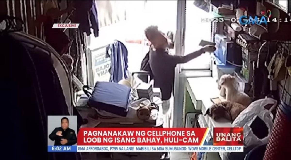 Lalaking sumilip sa bahay at nagnakaw ng cellphone sa Caloocan, nahuli-cam | Balitambayan