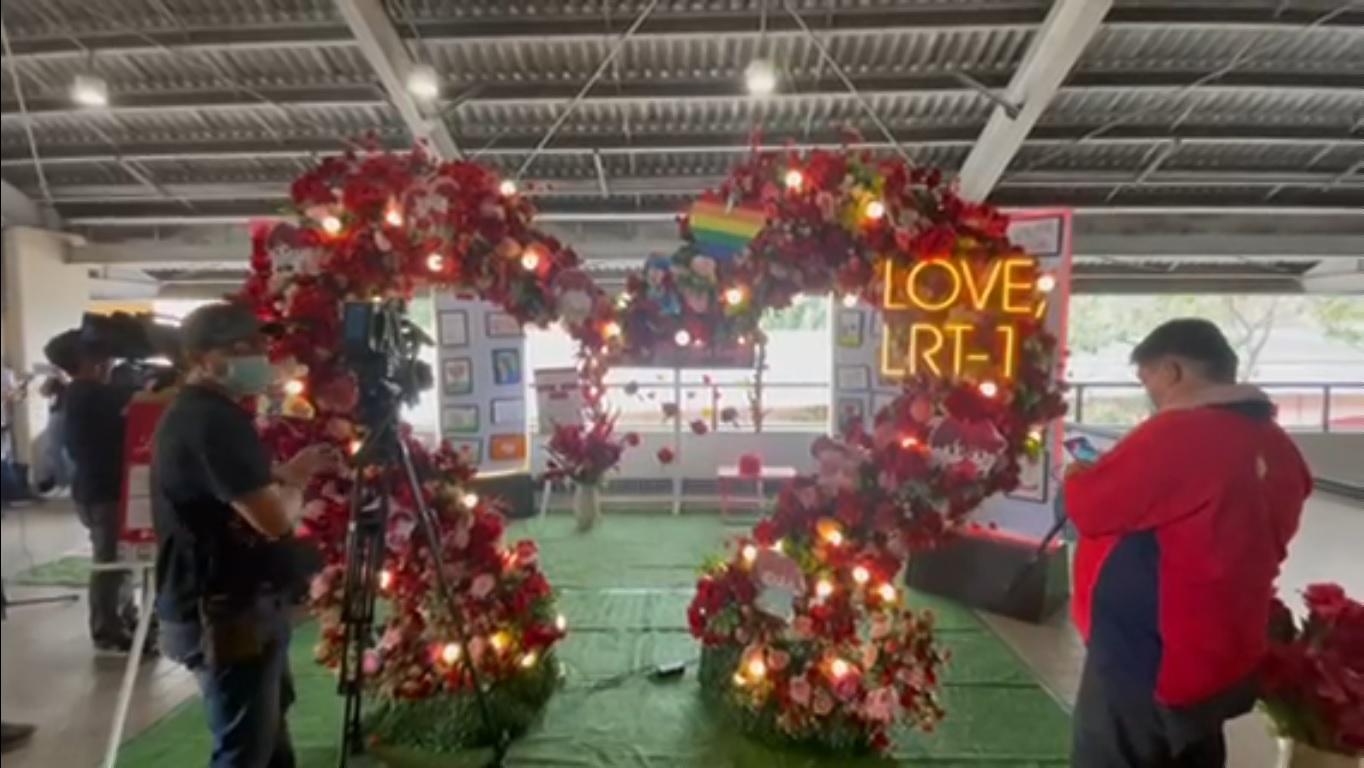 LRT1 riders receive roses, serenades ahead of Valentine’s Day | GMA ...