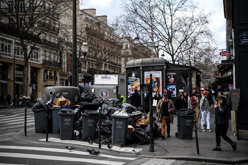 Garbage mounts in Paris as Macron eyes French pension reform vote | GMA ...
