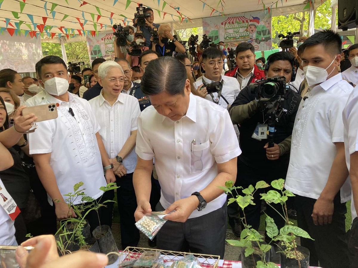 Marcos inspects Kadiwa stalls in Quezon City | Photos | GMA News Online