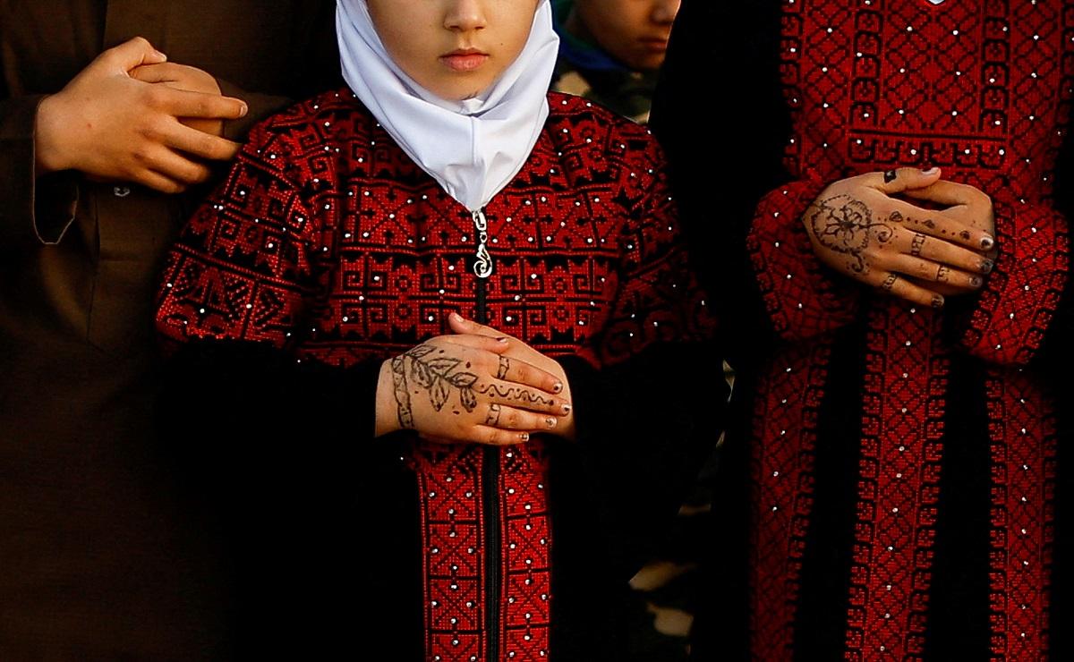 Muslims mark end of Ramadan with Eid al-Fitr | Photos | GMA News Online