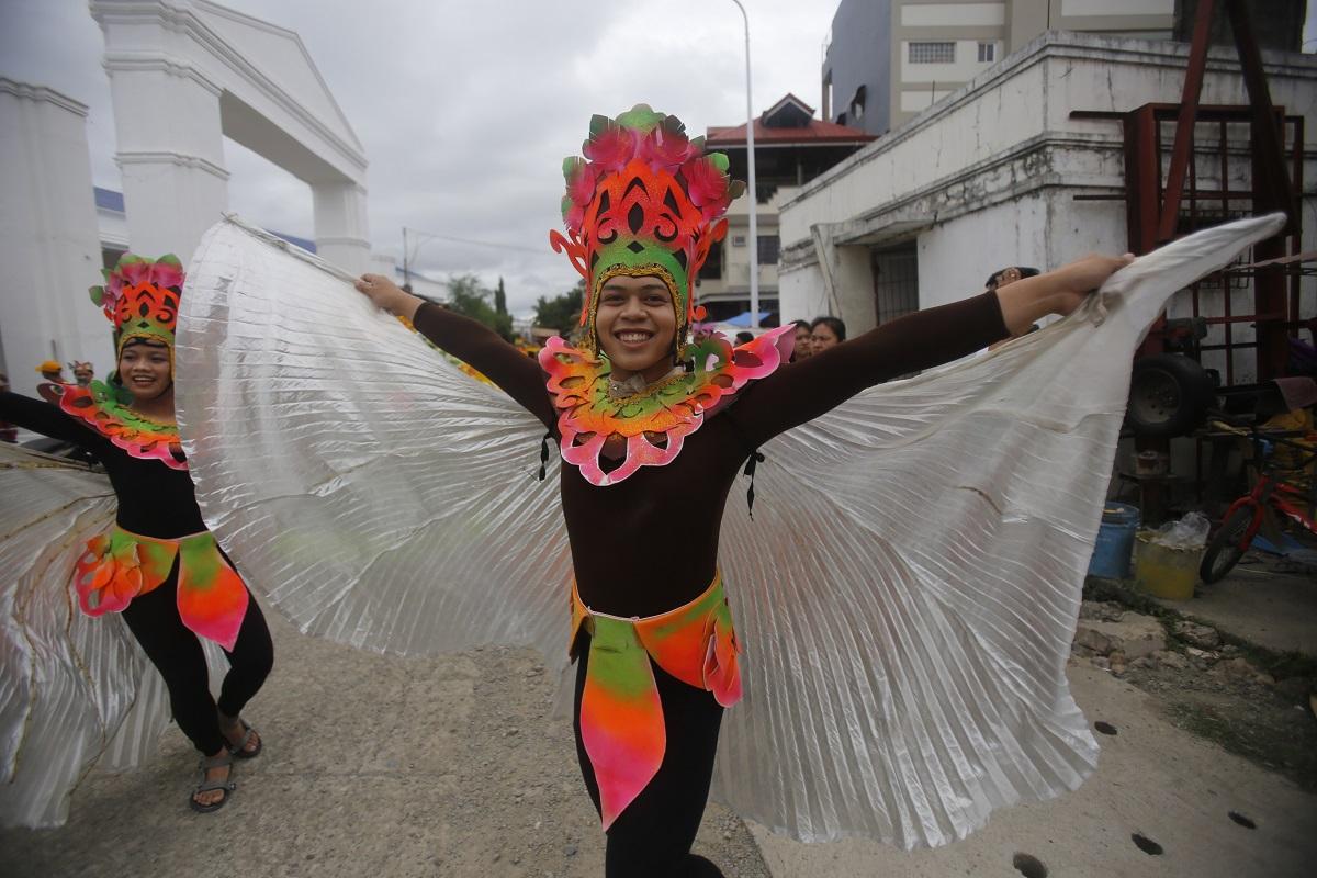 Boac, Marinduque celebrates butterfly festival | Photos | GMA News Online