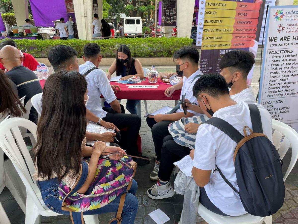 Jobless Filipinos decline to 2.09M in October 2023 | GMA News Online