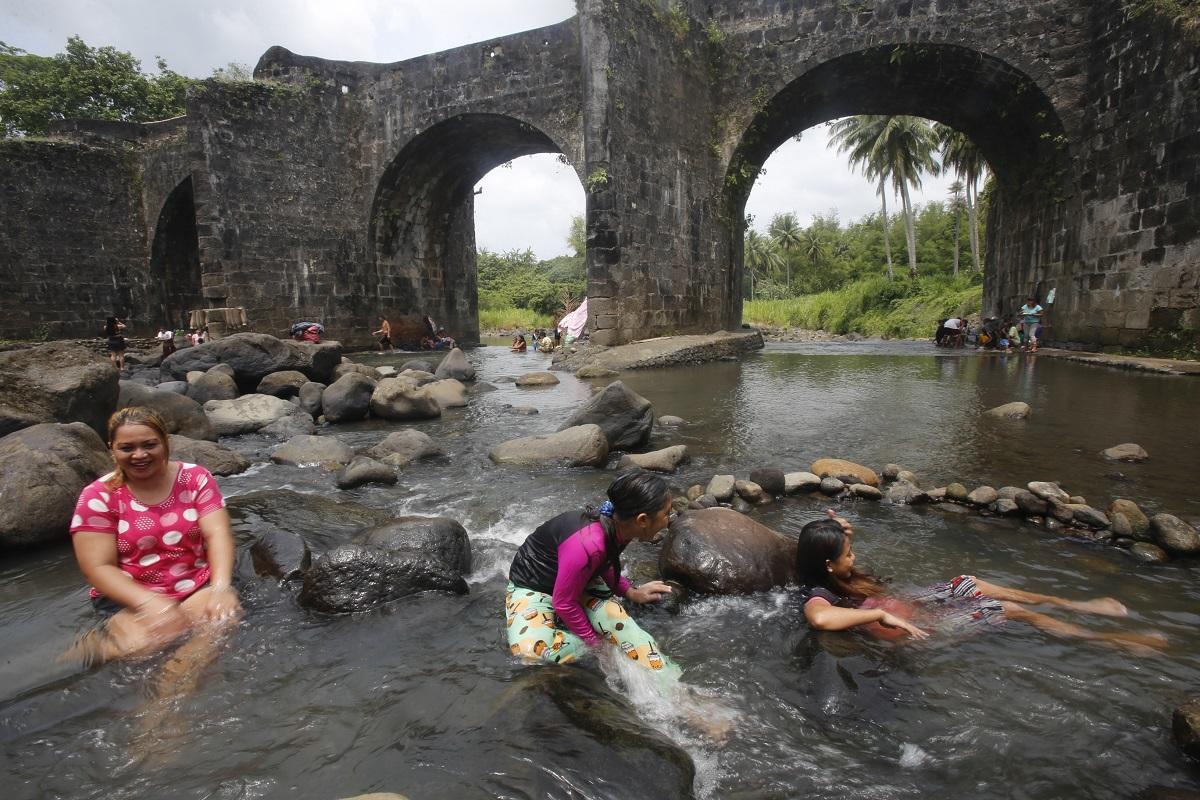 A cooling dip under a historic bridge in Quezon | Photos | GMA News Online