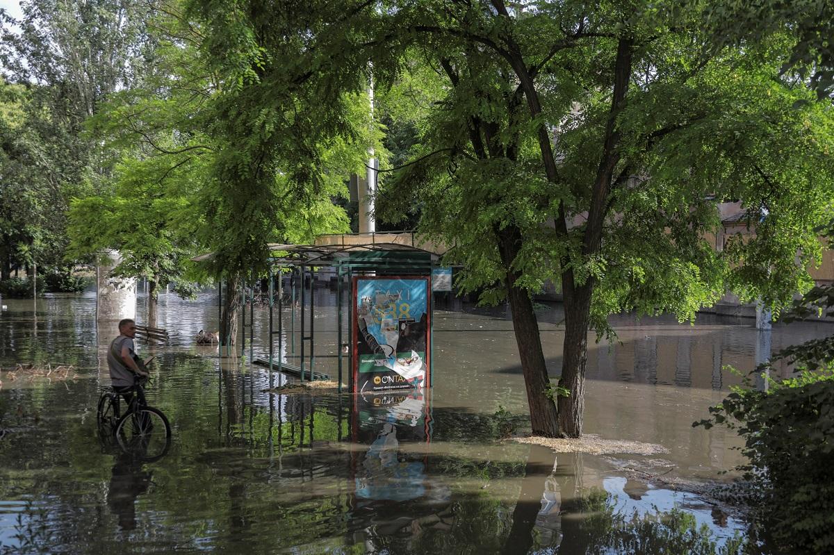 Residents flee in southern Ukraine as floodwaters crest from destroyed ...