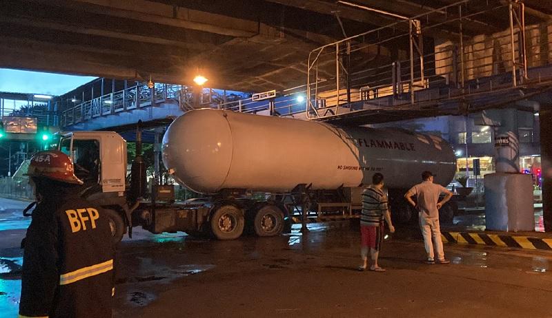 Oil tanker, sumabit sa footbridge sa EDSA-Quezon Avenue sa QC ...