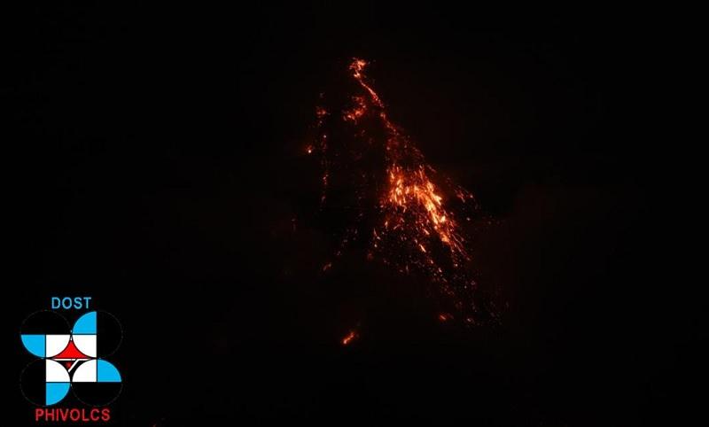 Mayon Volcano emits lava; rockfall events increase — PHIVOLCS | GMA ...
