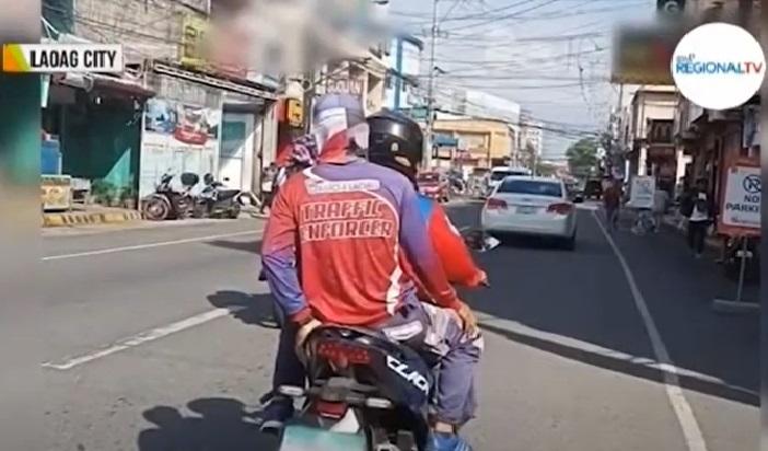 Traffic enforcer sa Laoag City, tinekitan ang kapuwa traffic enforcer ...