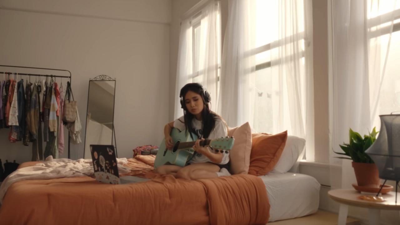 NIKI shows what it's like being alone in music video for 'The Apartment ...