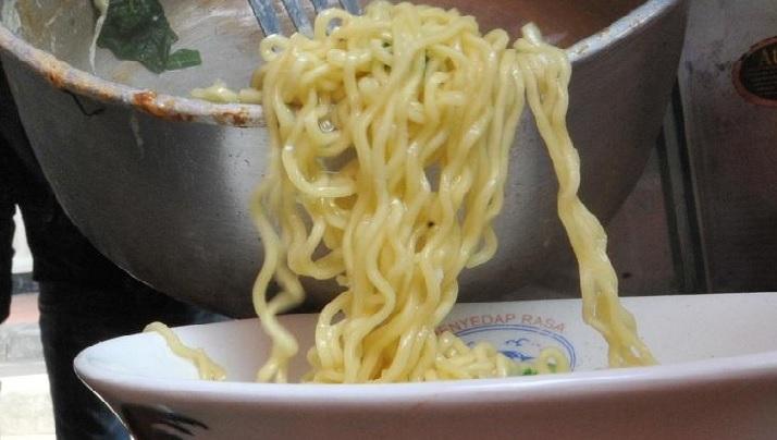 Instant noodles, ligtas sa taas-buwis sa mga maaalat na pagkain ...