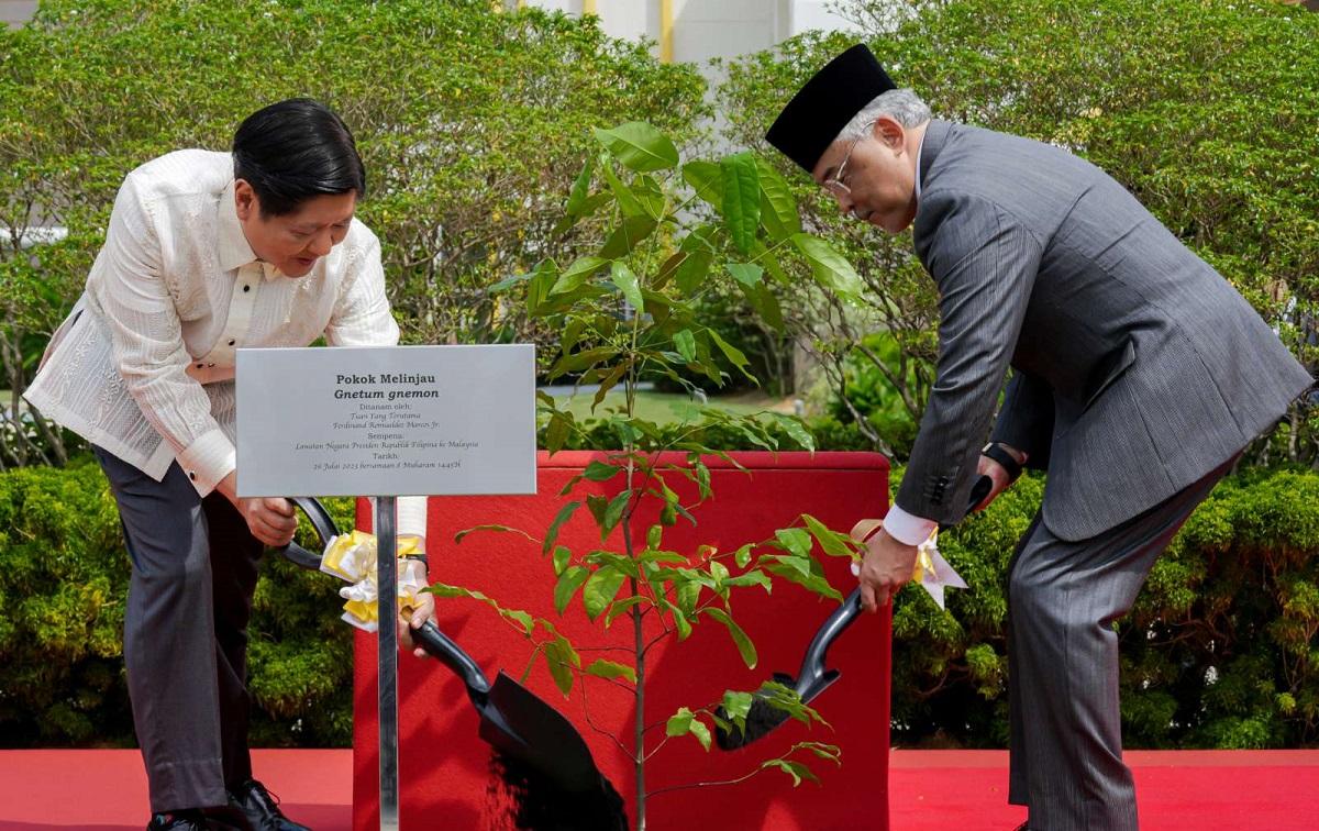Marcos plants a tree with Malaysia’s King | Photos | GMA News Online