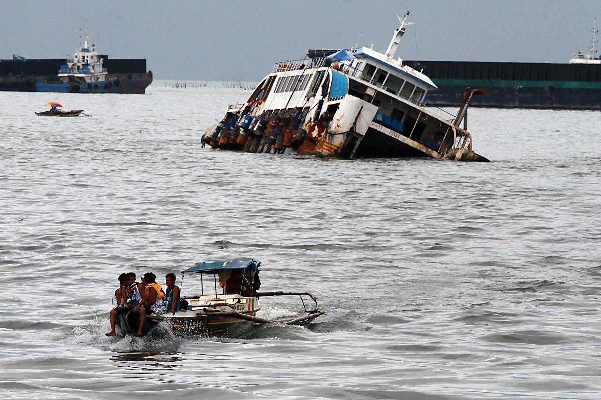 Vessels and a wreck in Manila Bay | Photos | GMA News Online