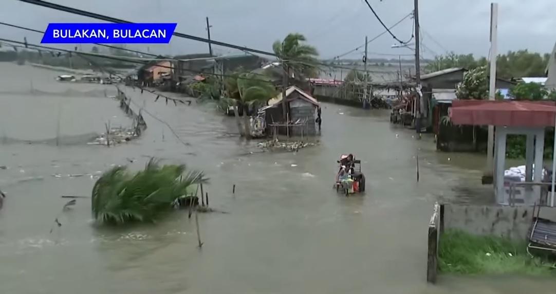 River merges with road in flood-hit Bulacan barangay | GMA News Online