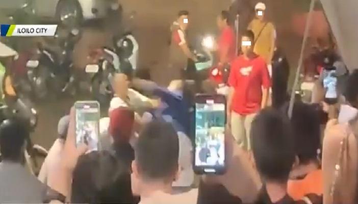 Rambol ng ilang kalalakihan sa labas ng bar, nahuli-cam sa Iloilo City ... Rambol ng ilang kalalakihan sa labas ng bar, nahuli-cam sa Iloilo City ...
