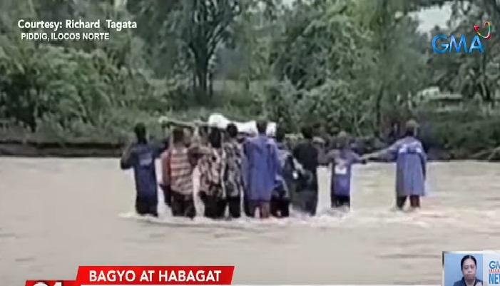 Bangkay, binuhat ng mga residente para maitawid sa ilog at madala sa ...