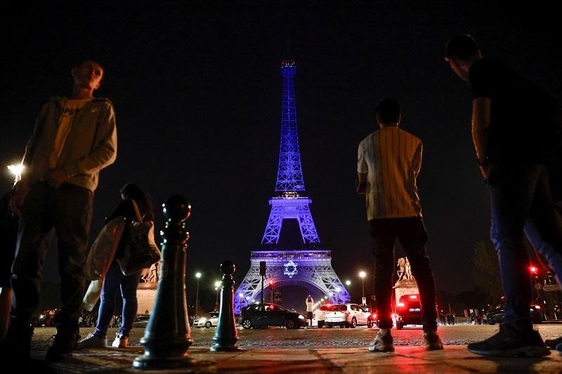 The Eiffel Tower lights up in the colors of the Israeli flag | Photos | GMA News Online