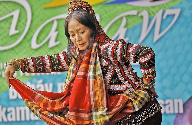 T'boli woman performs a ritual dance at the Arroceros Park in Manila | Photos | GMA News Online