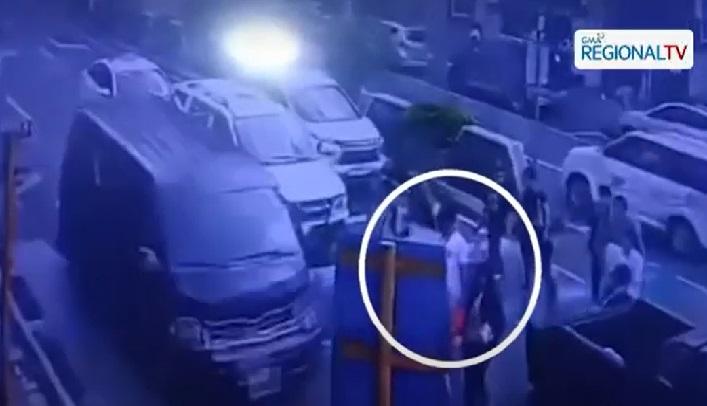 Van, nahuli-cam na 'di nagbigay-daan sa mga tumatawid sa pedestrian ...