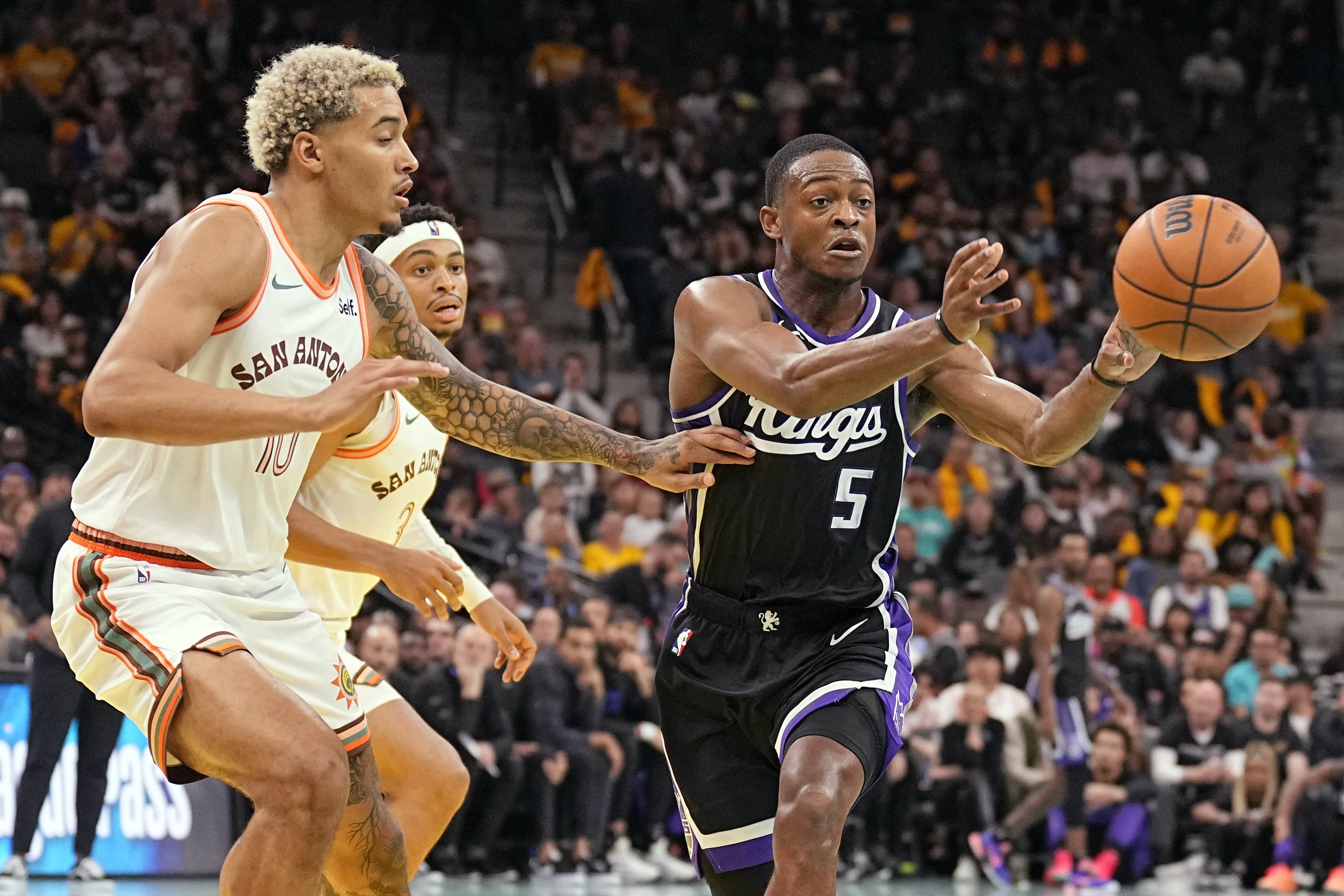 NBA: De'Aaron Fox goes for 43, Kings beat Spurs for 5th straight win | GMA News Online