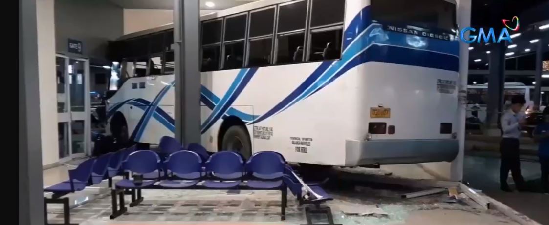 Student dies after bus rams terminal in Bataan | GMA News Online